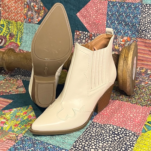 Indigo | Shoes | Indigo White Ankle Boot Cowboy Style | Poshmark